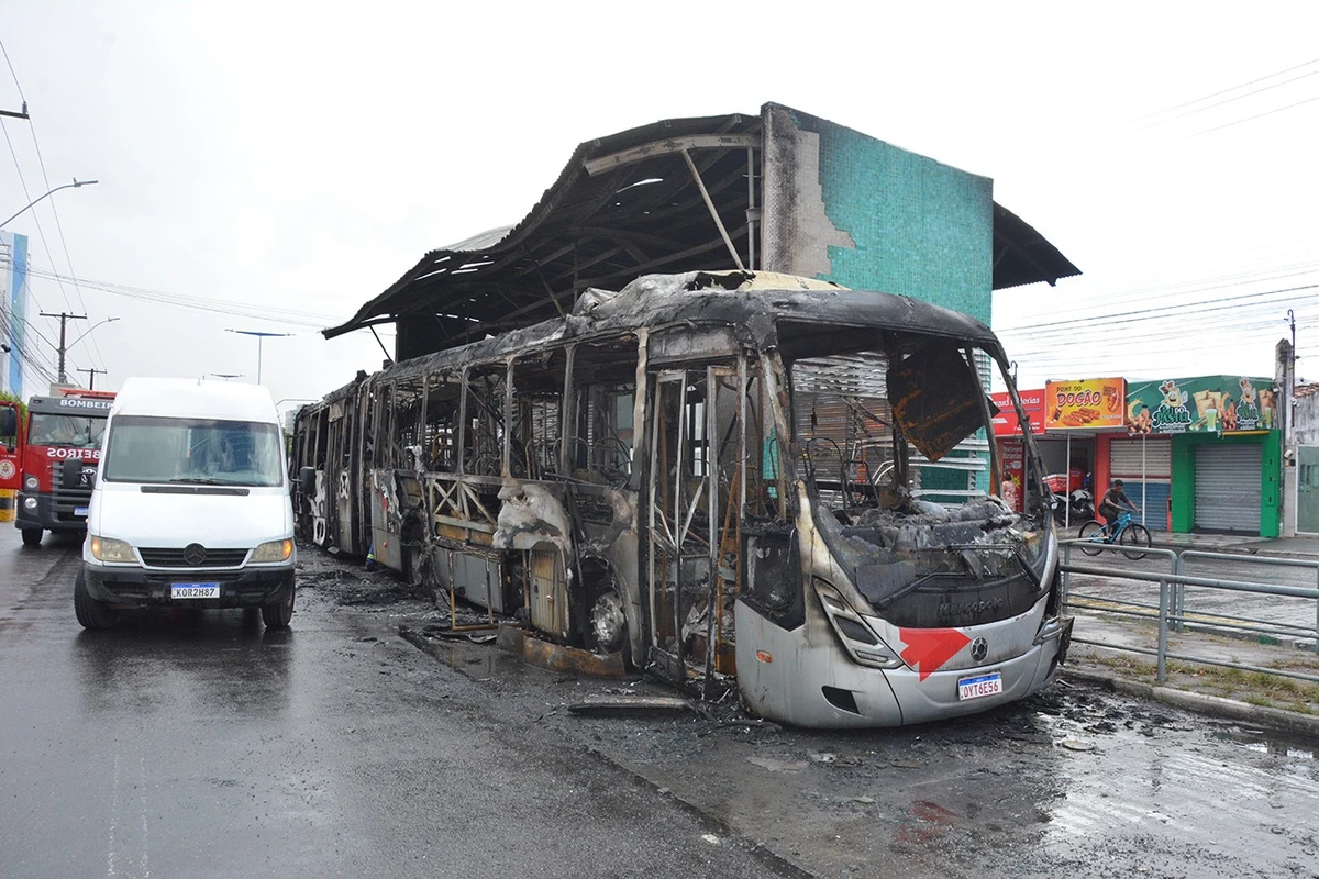 Ônibus com 78 pessoas pega fogo em Feira de Santana – Oi Bahia